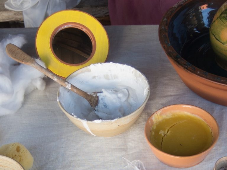» Medieval cosmetics and beauty routine-Wienische Hantwërcvrouwe 1350